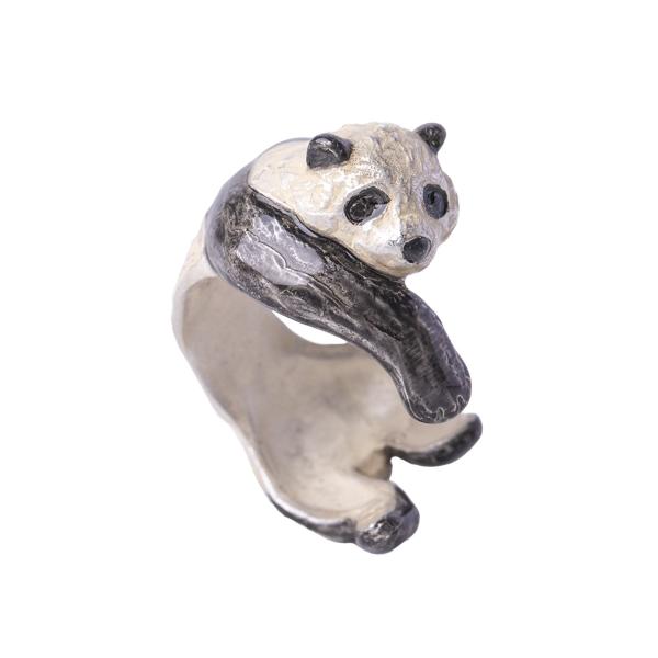 ■スタイル■ 抱きつきパンダリング Hugging Panda rn246 ■ブランド■ Palnart Poc パルナートポック ■コメント■指にギュッとしがみつく子どもパンダのリング。指にアゴをのせながら「もっと構ってよ〜」とこちらに目...