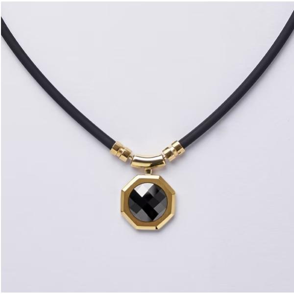 圧倒的ラグジュアリー感＆リバーシブル仕様。オクタゴン（八角形）トップの中心に大粒キュービックジルコニアを配置。こだわり抜いた素材によって生み出された磁気ループは、あらゆる装いに合わせやすく、胸元を力強く上品に演出します。特別な存在感を放つ、...