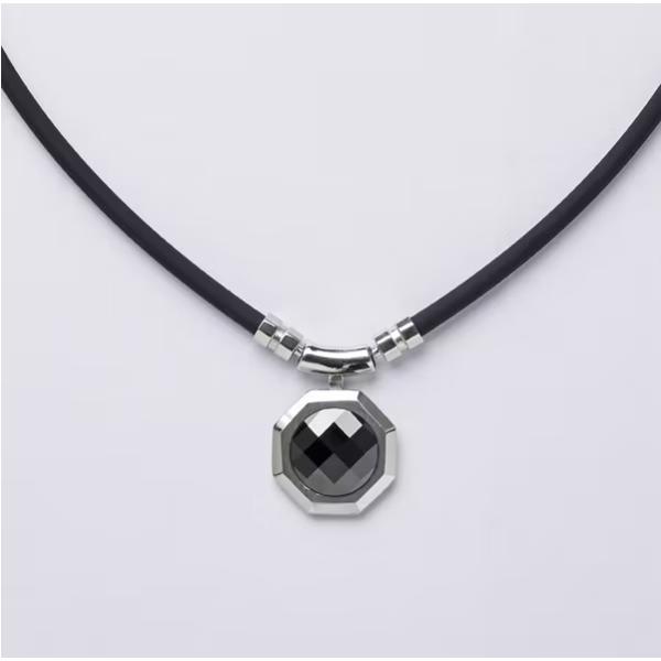 圧倒的ラグジュアリー感＆リバーシブル仕様。オクタゴン（八角形）トップの中心に大粒キュービックジルコニアを配置。こだわり抜いた素材によって生み出された磁気ループは、あらゆる装いに合わせやすく、胸元を力強く上品に演出します。特別な存在感を放つ、...