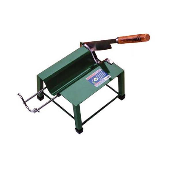 よせ切り君A-152・アスパラ・ニラ・わさび・花・薬草・薄い品物を受刃で捕らえるスピーディーな切味を実現した商品です。・台が曲がっている為に品物が手前にすべらず薄い品物も折れ込まないで切れます。・ステンレス刃物鋼使用でサビにくく、清潔です。...