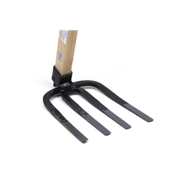 本職仕様 鍛造備中鍬◇特徴職人が手仕上げで仕上げた鍛造品。ハンマーによって鍛えらた鋼は粘り強く、耐久性に優れています。職人技により各部の厚みのバランスを調整し作業しやすい角度に仕上げています。本職用の大型鍬は荒い土地の開墾から収穫まで、鍛造...