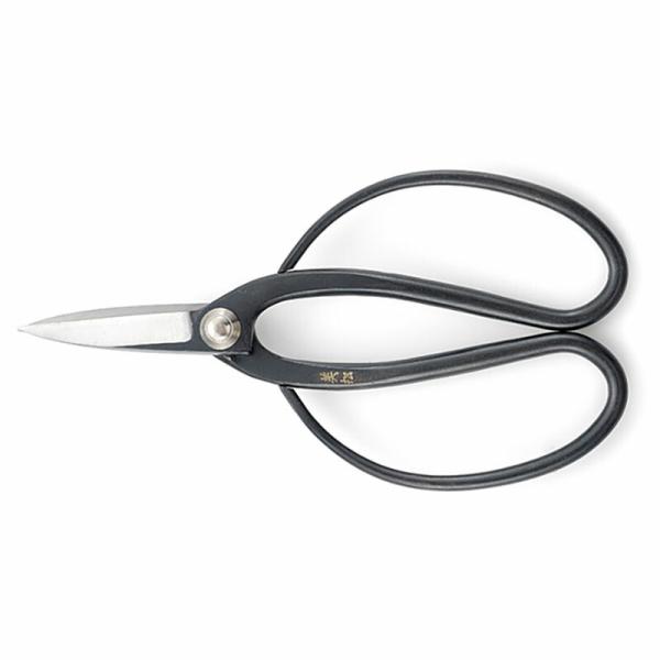 特選美松 盆栽鋏 180mm昭和4年に金切鋏の専門メーカーとして創業して以来、手の馴染みが良く、愛着を持って長く使い続けられると愛好家も多い「金鹿工具製作所」。盆栽用鋏の「特選美松 盆栽鋏 180mm」。プロの方はもちろん、花を育てる愛好家...