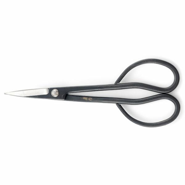 特選美松 さつき鋏 190mm昭和4年に金切鋏の専門メーカーとして創業して以来、手の馴染みが良く、愛着を持って長く使い続けられると愛好家も多い「金鹿工具製作所」。盆栽用鋏の「特選美松 さつき鋏 190mm」。プロの方はもちろん、花を育てる愛...