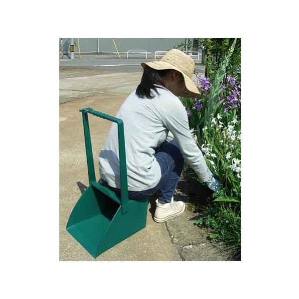 落葉・刈草などを掻き集めます。ロングな取っ手とホーキの収納「フック」が付いた便利な仕様です。座ったまま、庭の手入れや除草のできる快適設計です。◆商品仕様◆サイズ：約幅28.5×奥行36.5×高さ67.5cm材質：ポリプロピレン
