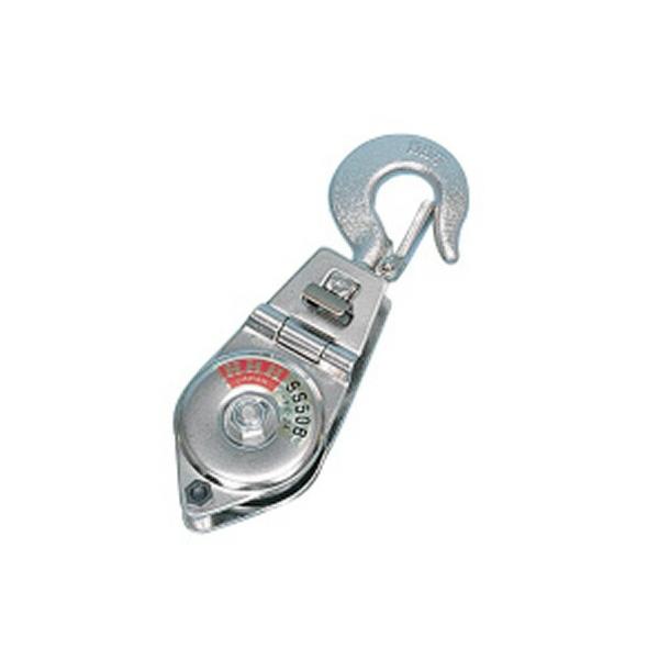 小型・軽量で持ち運びが容易。全長が短くて空間を有効に活用可能。シーブ綱道のRが小さく小径ワイヤーロープを痛めない。シーブと側板の間にワイヤーロープがはさまらない形状。全メッキさらに湾曲止め金具は腐食に強く屋外作業でも安心。勿論、安全係数５以...