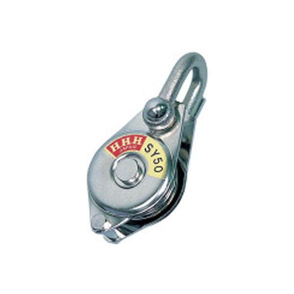 小型・軽量で持ち運びが容易。全長が短くて空間を有効に活用可能。シーブ綱道のRが小さく小径ワイヤーロープを痛めない。シーブと側板の間にワイヤーロープがはさまらない形状。全メッキさらに湾曲止め金具は腐食に強く屋外作業でも安心。勿論、安全係数５以...