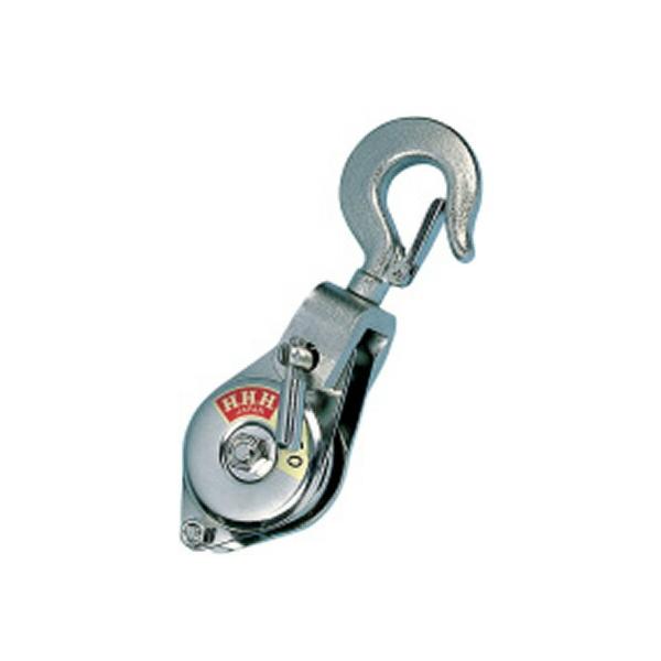 小型・軽量で持ち運びが容易。全長が短くて空間を有効に活用可能。シーブ綱道のRが小さく小径ワイヤーロープを痛めない。シーブと側板の間にワイヤーロープがはさまらない形状。全メッキさらに湾曲止め金具は腐食に強く屋外作業でも安心。勿論、安全係数５以...