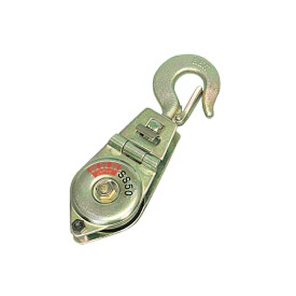 小型・軽量で持ち運びが容易。全長が短くて空間を有効に活用可能。シーブ綱道のRが小さく小径ワイヤーロープを痛めない。シーブと側板の間にワイヤーロープがはさまらない形状。全メッキさらに湾曲止め金具は腐食に強く屋外作業でも安心。勿論、安全係数５以...