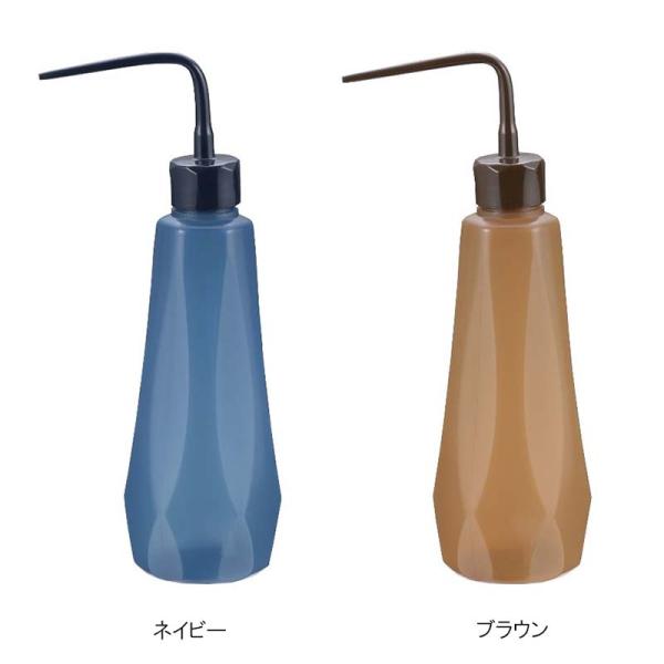 細く長いノズルのプッシュタイプの水さしです。植物の根元にしっかりこぼさず給水。水やりが難しい小さな植物にも手軽に給水ができます。本体をプッシュすることで、植物の根元を狙って的確に水やりできます。サイズ：11×7.5×25cm重　量：55g容...