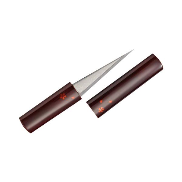 漆塗鞘は蒔絵の上に塗りを施し、模様を浮かびあがらせる『白檀（びゃくだん）』という技法で作られています。時間とともに透明度が増し、落ち着いた雰囲気と優美なイメージを併せもつ物です。ですので漆の特性を最も生かした塗りとなっています。刃は最高級『...