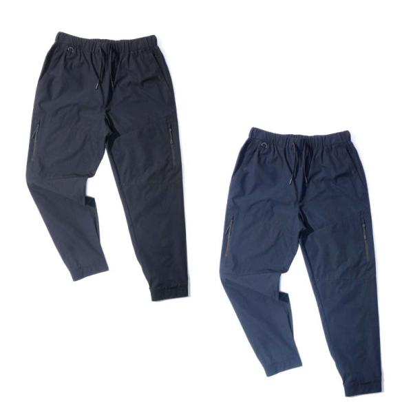 ポリエステル100%ながら適度なハリと控えめなストレッチ性を持ち合わせる薄手軽量な高密度生地を採用。サラリとした心地よい着心地で春夏シーズンにおすすめのジョガーカーゴパンツです。自宅で手洗い可能でお手入れ簡単。各所にファスナーポケットを施し...