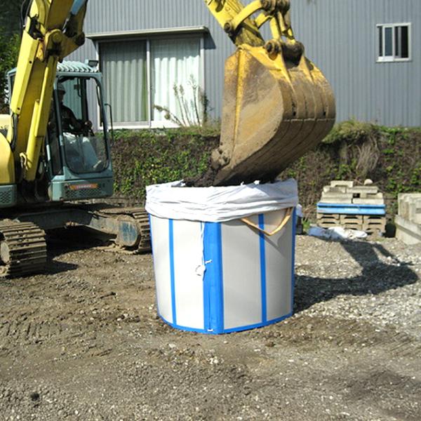 土木作業現場、工場でのフレコンへの入れ込みに最適。フレコンを自立させるフレコンスタンドです。サイズ：W830mm×D830mm×H1100mm　重さ:約5kg　支柱：無し材質：ポリエチレン　サイド部分仕様：マジックテープ+ロープ適している内...