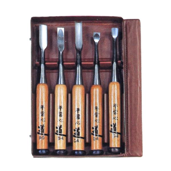 粗彫りの必需品の叩きのみ5本セットです。丈夫な金属製のかつら付きでハンマーで強く叩けます。　のみの柄の仕様が変更になります。【変更点】全長が250mmから220mmに短くなります。口金と首の部分の共削り加工がなくなります。※現在切り替え時期...