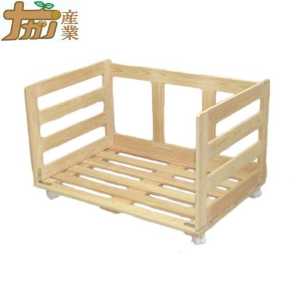 国産ひのきを使って自社工場で作り上げたすのこワゴンです。クローゼットに合わせて奥行55cmで設計しました。クローゼット内のスペースをより有効に使えるようになります。キャスター6個付きで、手軽に引き出して使えます。（うち2個はストッパー付き）...