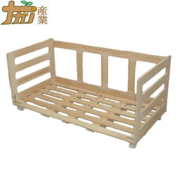 国産ひのきを使って自社工場で作り上げたすのこワゴンです。クローゼットに合わせて奥行55cmで設計しました。クローゼット内のスペースをより有効に使えるようになります。キャスター6個付きで、手軽に引き出して使えます。（うち2個はストッパー付き）...