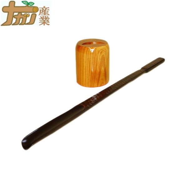 天然のなつめを彫刻で仕上げた靴ベラです。そのきれいな外観をより楽しめるよう靴ベラ台を作ってセットにしました。●仕様なつめ製靴べら：長さ約70cm（中国製）けやき製靴べら台：直径約12cm、高さ約14cm（日本製）