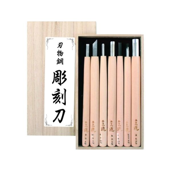 手ごろな価格と使いやすさで木彫り初心者や入門用にオススメの刃物鋼彫刻刀7本セットです。◆仕様・内容：平刀6／印刀9／丸刀4.5／9／三角4.5／浅丸12／丸スクイ6(mm)・刃先：刃物鋼鋼付・柄：ヒノキ・柄の長さ：180mm・桐箱つき