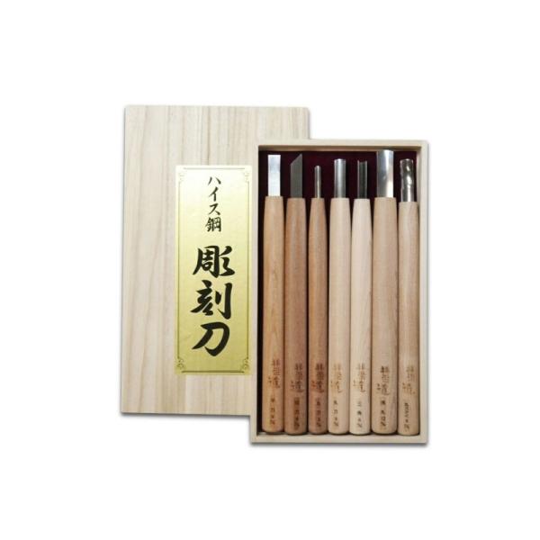 ハイスなのでプロも納得の切味。刃物鋼より3倍長持ちします。柄はサクラを使用し硬くて使い込むと手になじみます。専門家や愛好家にオススメのハイス鋼彫刻刀セット。◆仕様・内容：平刀9／印刀9／丸刀3／9／三角6／浅丸12／丸スクイ9（mm）・柄：...