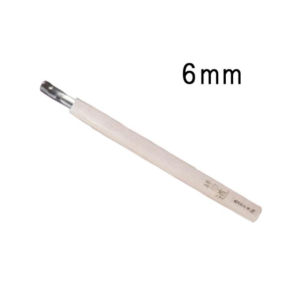 丸刀先端がスプーンのように曲がっており、凹面の加工に便利。通常の丸刀では柄がぶつかってしまうところにも入り込めるので、さらに作り込みが出来る。◆仕様・サイズ：6mm・柄：サクラ　・柄の長さ：180mm・小さなサイズは細く折れやすいためお取扱...