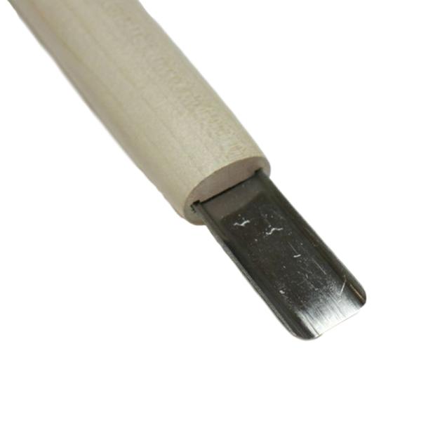 平刀の両端を緩やかに立ち上げた刀。平刀に比べて両角がむしれづらいので平面のを彫り込むのに便利。◆仕様・サイズ：12mm・刃先：刃物鋼青紙2号・柄：ホオ・柄の長さ：180mm