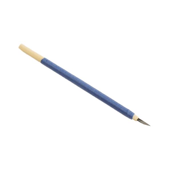 切り絵・型紙を切るペーパークラフト用のナイフ。鋼は青紙を使用しており硬度も十分なので、両刃の彫刻刀としても。仏像の目の切り込みなどにも使えます。【平成28年度　三木金物ニューハードウェア 賞受賞商品】三木市では三木金物のより一層の飛躍を目指...