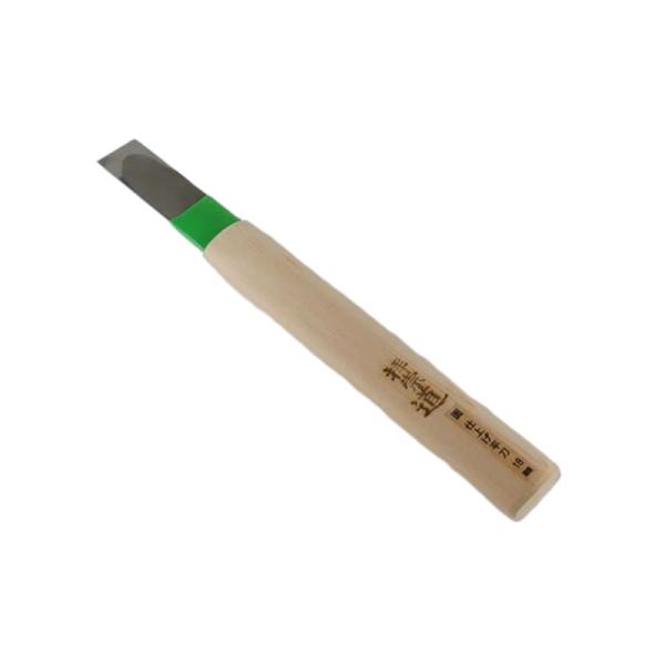 能面専用に通常の彫刻刀より先出しが長く刃の根元を加工しているので柄も細く持ちやすい。◆仕様・面仕上げ平刀・サイズ：18mm・刃先：ハイス鋼・柄：ヒノキ・柄の長さ：140mm・刃の先出寸法：65ｍｍ