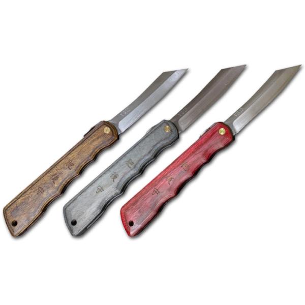肥後守の『割込』は硬い鋼を柔らかい軟鉄で挟み込んだ構造です。海外では『三枚（SANMAI）』が用語にもなっています。V字型の両刃なので、利き手に関係なく、左右どちらでもお使いいただけます。SK鋼、青紙、白紙、青紙多層。◆仕様カラー：くるみ、...