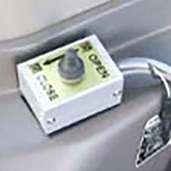 もみがらマックのオプション品。ダンパーの電動開閉装置です。運転席にスイッチを乗せ、モーターで開閉します。散布量は開閉ゲージを見ながら、無段階で自由に調整可能です。※こちらの商品は「電動開閉装置のみ」となります。　もみがらマック本体は別売りで...