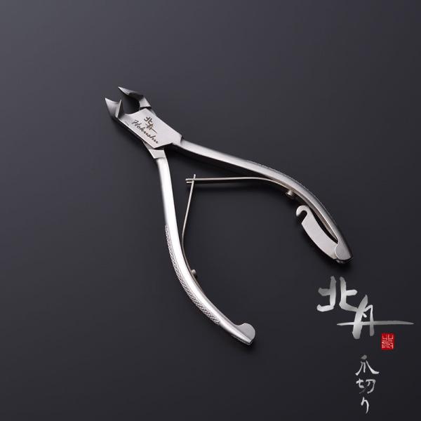 握りやすく滑らない形状のしっかりしたハンドル形状です。刃の幅を約20mmと長く設定してあり、刃の手前と先端の両方でカットできる為、指に喰い込んでしまった巻き爪にも入りやすく非常に使いやすく設定してあります。◆仕様全長：140mm刃長：20m...