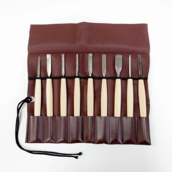 道刃物工業の中〜上級者向けハイス小道具のみ「天道」の9本セットです。先出が長く丈夫な刃先が特徴的です。スケール大きめの彫刻で役に立ちます。9本まとめ買いでお得、さらにビニールレザーケースが付属します。◆仕様・内容：平刀6／21、丸刀6、浅丸...