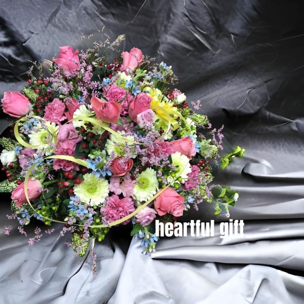 メイン花チューリップ（P) 2月頃〜4月頃ガーベラ（G)その他季節のお花高さ約50cm幅約50ccm主な用途（フラワーアレンジ お花 誕生日 プレゼント 開店 結婚祝い 楽屋花 送別会 女性 贈り物 退職祝い 男性 ピンク 移転祝いなど）＊...