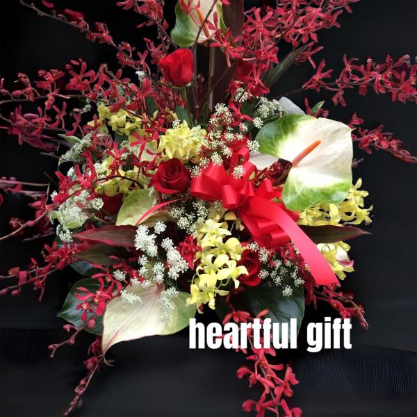 メイン花アンスリューム（W)バラ（R)その他季節のお花高さ約70cm幅約55cm主な用途（フラワーアレンジ お花 誕生日 プレゼント 送別会 女性 結婚祝い お悔やみ 贈り物 ピンク 退職祝い 男性 お供えなど）＊写真はあくまで色や大きさの...