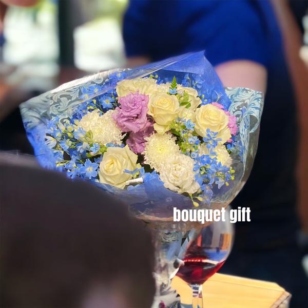 メイン花バラ（W)その他季節のお花（おまかせ）他店にはできないボリューム大の花束です！＊写真はあくまで色や大きさのイメージです。bb-137月頃の入荷のあるお花で作成しております。高さ約35cm幅約30〜35cm主な用途（花束 ボリューム大...