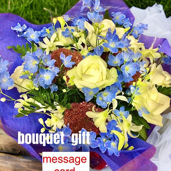 メイン花バラ（白）デルフィニウムその他季節のお花（おまかせ）他店にはできないボリューム大の花束です！高さ約40cm幅約35cm主な用途（花束 ボリューム大 送別 バラ 青系 おしゃれ 白 お誕生日 プレゼント 母の日 退職祝い 男性 父の日...