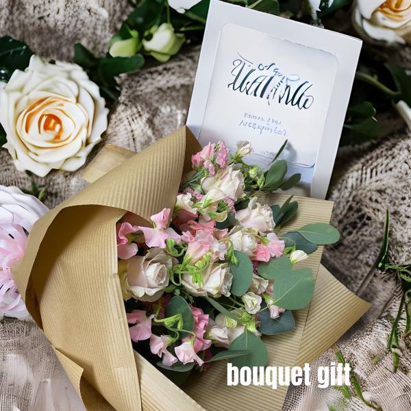 メイン花バラ（P)スイートピー（P) 2月頃〜4月頃その他季節のお花（おまかせ）他店にはできないボリューム大の花束です！高さ約50cm幅約40cm主な用途（花束 ボリューム大 お誕生日 プレゼント ベージュ系 送別会 女性 母の日 退職祝い...