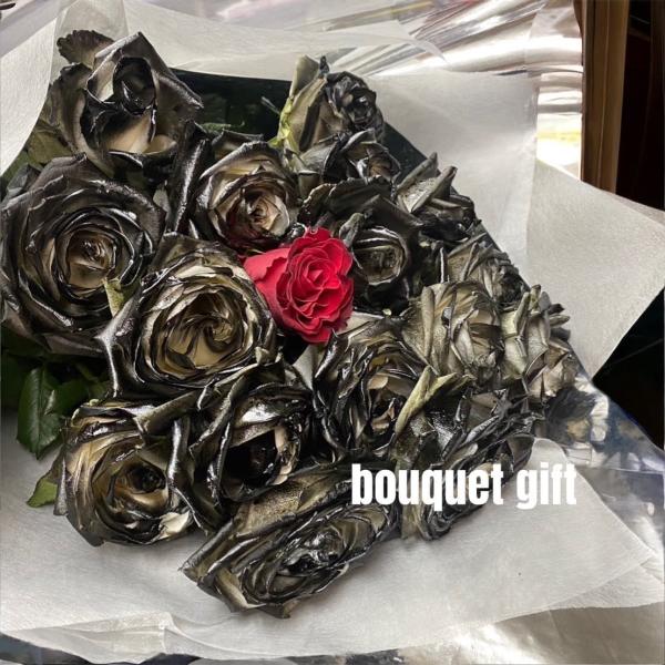 メイン花バラ（黒）白バラを黒く染めております。その他季節のお花（おまかせ）他店にはできないボリューム大の花束です！高さ約60cm幅約25〜30cm主な用途（花束 ボリューム大 生花 お誕生日 プレゼント 黒 染 送別会 女性 母の日 退職祝...