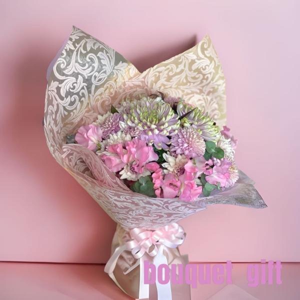 メイン花西洋マム（P)スイートピー（P) 2月頃〜4月頃その他季節のお花（おまかせ）他店にはできないボリューム大の花束です！高さ約35cm幅約30cm主な用途（花束 送別会 ボリューム大 女性 ピンク系 お誕生日 プレゼント 母の日 退職祝...