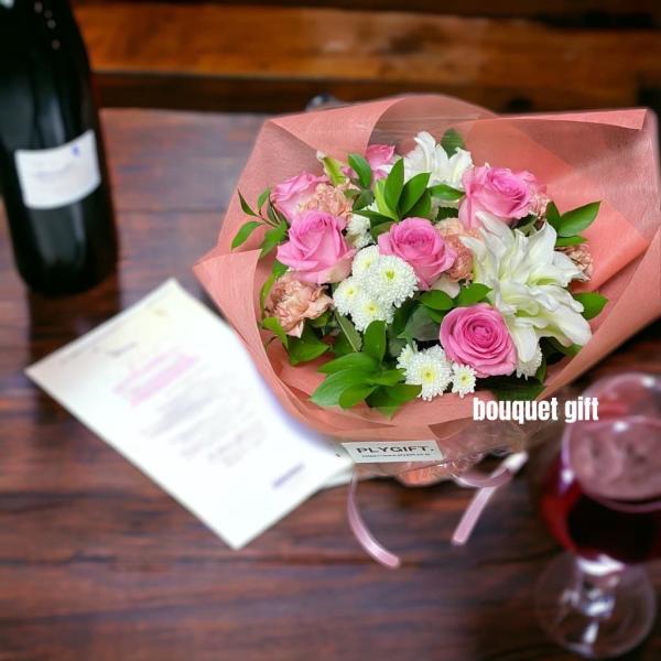 メイン花ピンクバラユリ（白）その他季節のお花（おまかせ）他店にはできないボリューム大の花束です！＊写真はあくまで色や大きさのイメージです。bp-1810月頃の入荷のあるお花で作成しております。高さ約35cm幅約30〜35cm主な用途（花束 ...