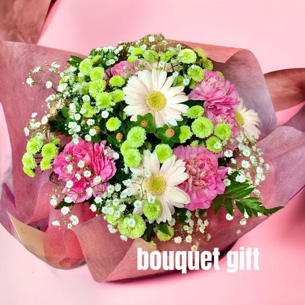 メイン花ガーベラ（P)カーネーションその他季節のお花（おまかせ）他店にはできないボリューム大の花束です！高さ約３５cm幅約３０cm主な用途（花束 送別会 ボリューム大 女性 ピンク系 お誕生日 プレゼント 母の日 退職祝い 男性 敬老の日 ...
