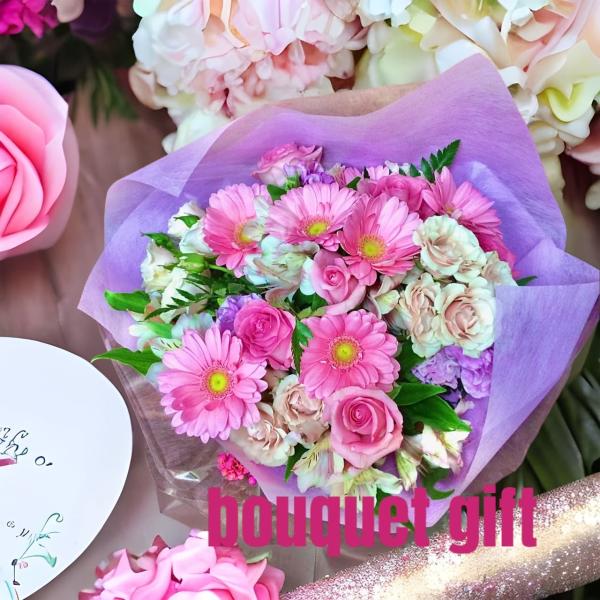 メイン花ガーベラ（P)バラ（P)その他季節のお花（おまかせ）他店にはできないボリューム大の花束です！高さ約35cm幅約30cm主な用途（花束 お誕生日 ボリューム大 プレゼント ガーベラ ピンク系 送別会 女性 母の日 退職祝い 男性 敬老...