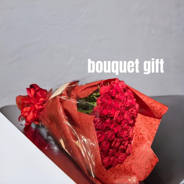 赤バラ50本高さ約60センチ幅約50センチ主な用途（花束 お誕生日 ボリューム大 プレゼント 赤バラ 送別会 女性 母の日 退職祝い 男性 敬老の日 おしゃれ 結婚祝い 贈り物 発表会 卒業式など）＊写真はあくまで色や大きさのイメージです。...