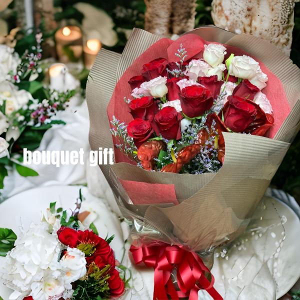 メイン花赤バラトルコギキョウ（白）その他季節のお花（おまかせ）他店にはできないボリューム大の花束です！高さ約60cm幅約40cm主な用途（花束 お誕生日 プレゼント 赤バラ 送別会 女性 母の日 退職祝い 男性 敬老の日 おしゃれ 結婚祝い...