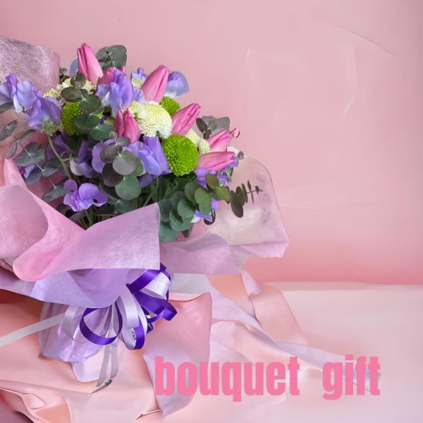 メイン花チューリップ（P) 2月頃〜4月頃西洋マム（G)その他季節のお花（おまかせ）他店にはできないボリューム大の花束です！高さ約40cm幅約35cm主な用途（花束 お誕生日 ボリューム大 プレゼント チューリップ 送別会 女性 母の日 退...