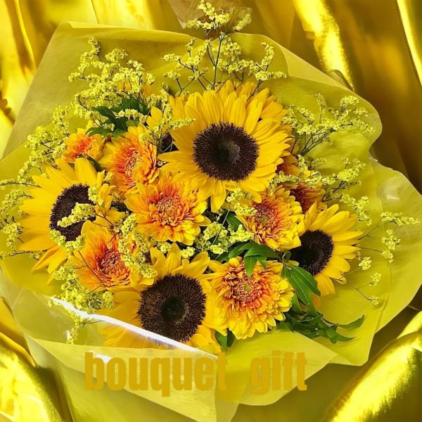 メイン花ひまわり 5月頃〜8月頃西洋マム（Y)その他季節のお花（おまかせ）他店にはできないボリューム大の花束です！高さ約40cm幅35cm主な用途（花束 お誕生日 ボリューム大 プレゼント ひまわり 送別会 女性 母の日 退職祝い 男性 敬...