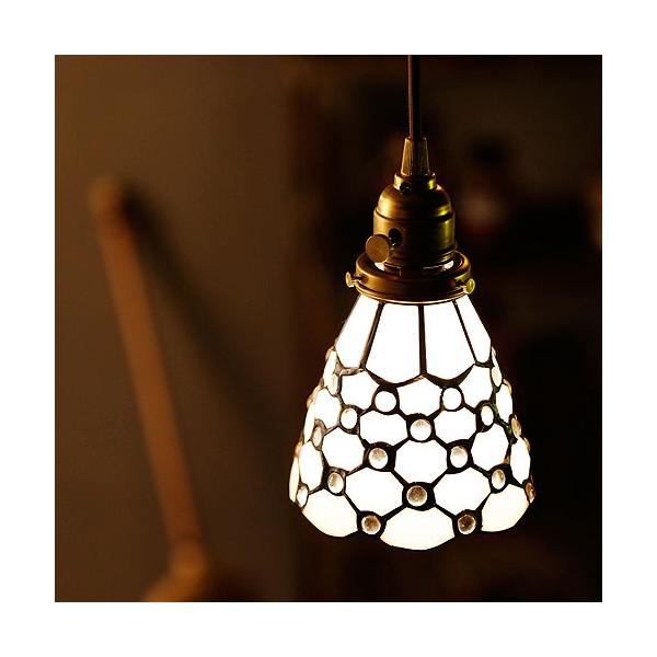 ハンドメイドの温もりを感じられる、個性的なデザインとサイズ感のステンドグラスペンダントライト★■サイズ…シェード：直径13.7×高さ21.2cm/コード部分：103cm■重量…約0.90kg■消費電力…40W■適用畳数…部分照明(メーカー推...