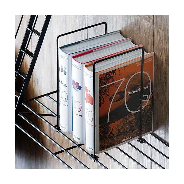 FIRE ESCAPE (ファイヤーエスケープ)とは、19世紀中頃のニューヨーク、住宅の外壁に設置が義務付けられていた非常階段です。今でも現存する鉄製のバルコニーやステップは、火災などに負けないよう重厚な作りになっています。こちらはそのFI...