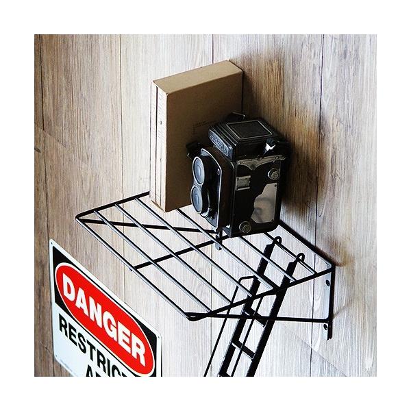 FIRE ESCAPE (ファイヤーエスケープ)とは、19世紀中頃のニューヨーク、住宅の外壁に設置が義務付けられていた非常階段です。今でも現存する鉄製のバルコニーやステップは、火災などに負けないよう重厚な作りになっています。こちらはそのFI...