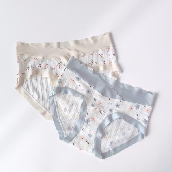 肌ざわりの良い生地でデリケートな肌に寄り添う。洗い替えに便利なマタニティショーツ2枚セット。Point 1. 締め付けにくい設計高い伸縮性で、お腹まわりや鼠蹊部への圧迫を軽減。ふんわり軽いはき心地。Point 2. 通気性がよくムレにくい季...