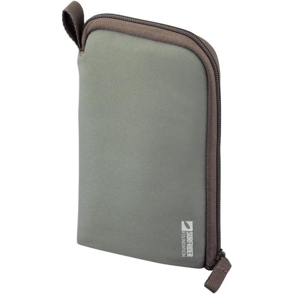 文具を入れて。鉛筆や18cm定規も入ります。キャンプで使うカトラリーを入れて。【特長】L字に自立するペンポーチ。【本体寸法】幅×奥行×高さ／120×30×235mm【本体重量】85g【材質】本体／ポリエステル*掲載画像の一部に、使用例として...