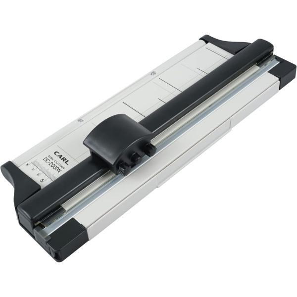 保管に便利な板面折りたたみ式裁断機。スライダーを押しながらスライドさせるだけの安全裁断。【本体サイズ(折りたたみ時) / 重量】W248(W133)×L385×H61mm / 730g【裁断枚数】丸刃10枚、ミシン目刃（別売）3枚【裁断幅】...